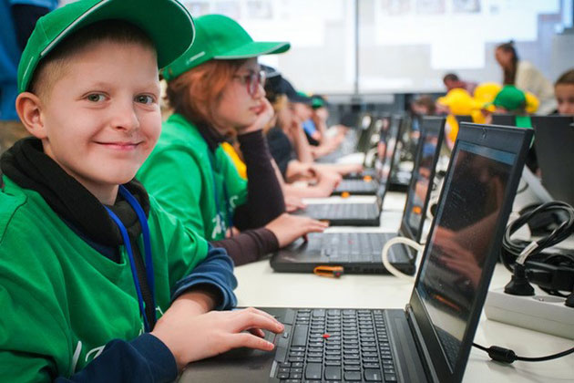 Ukrainian students learn coding at Boeing Poland